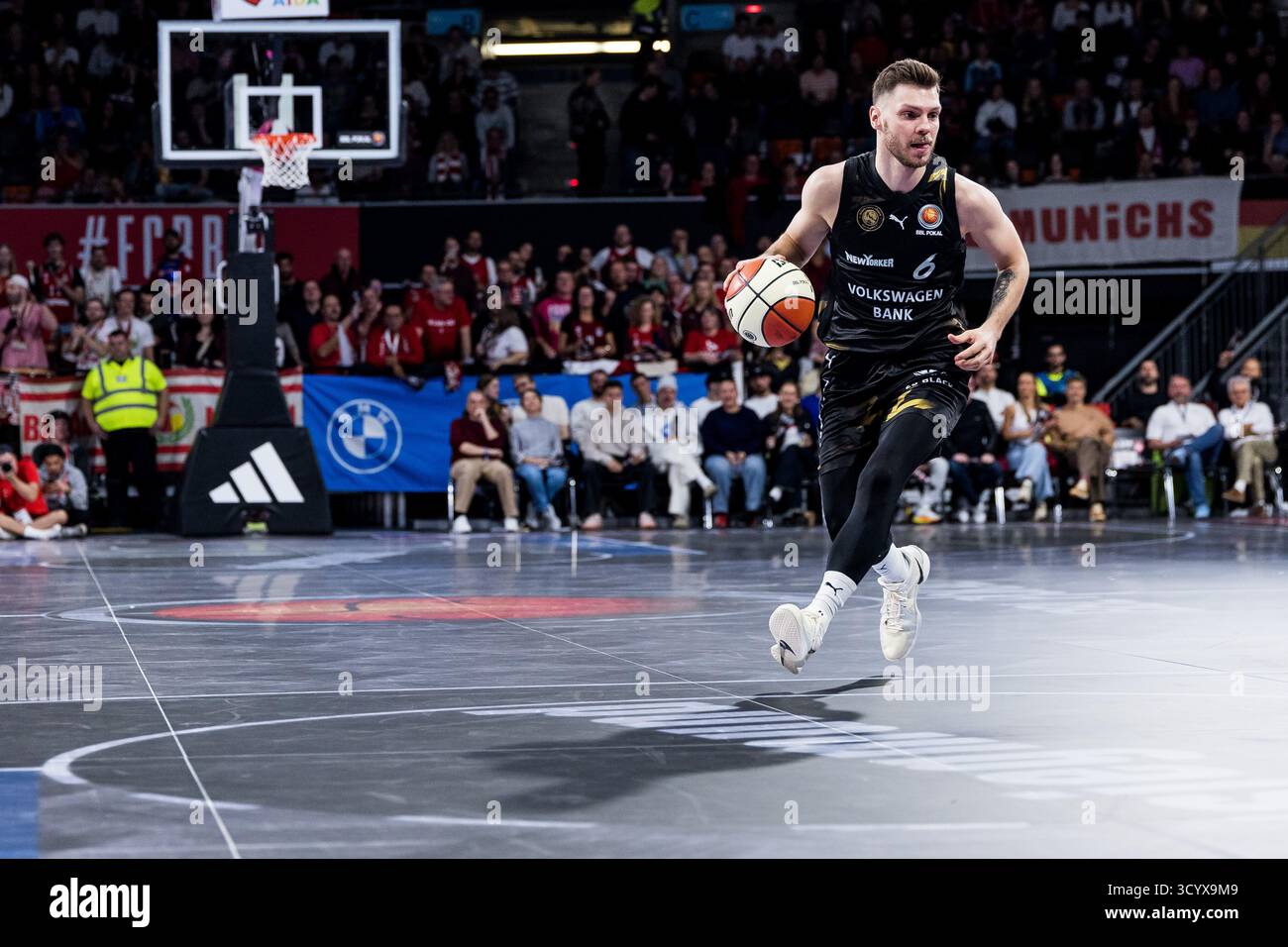 Ferdinand Zylka (Basketball L?wen Braunschweig, 6) am Ball BBL Pokal ...