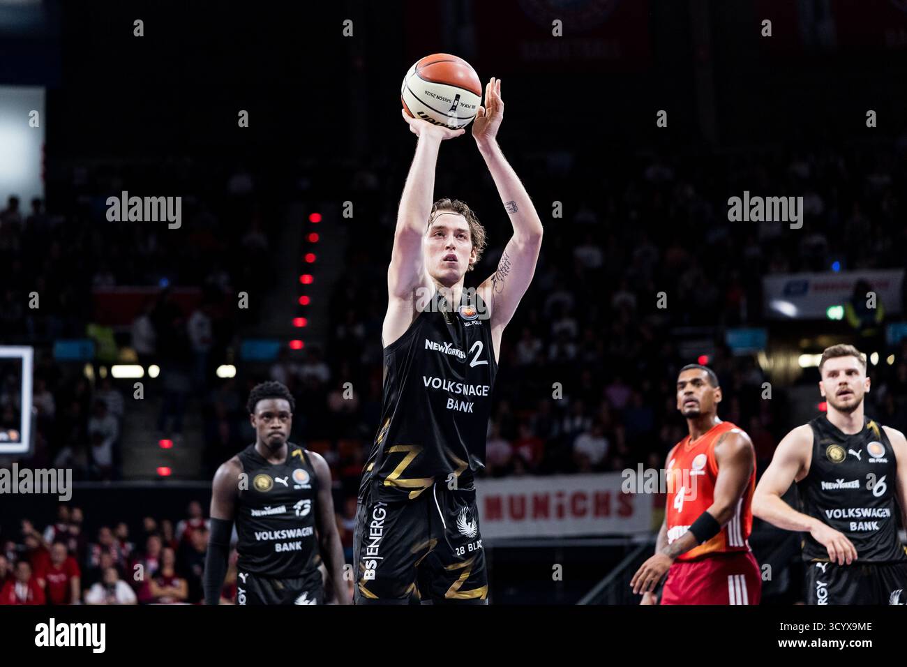 Benjamin Schr?der (Basketball L?wen Braunschweig, 2) im Wurf, an der ...