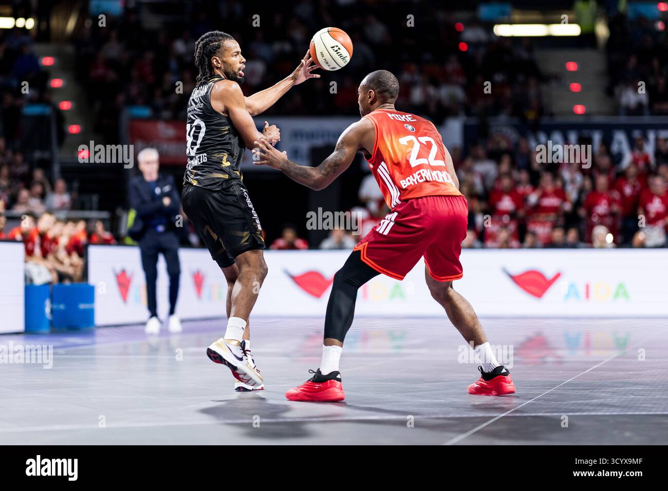 Chip Flanigan (Basketball L?wen Braunschweig, 30) am Ball, Isiaha Mike ...