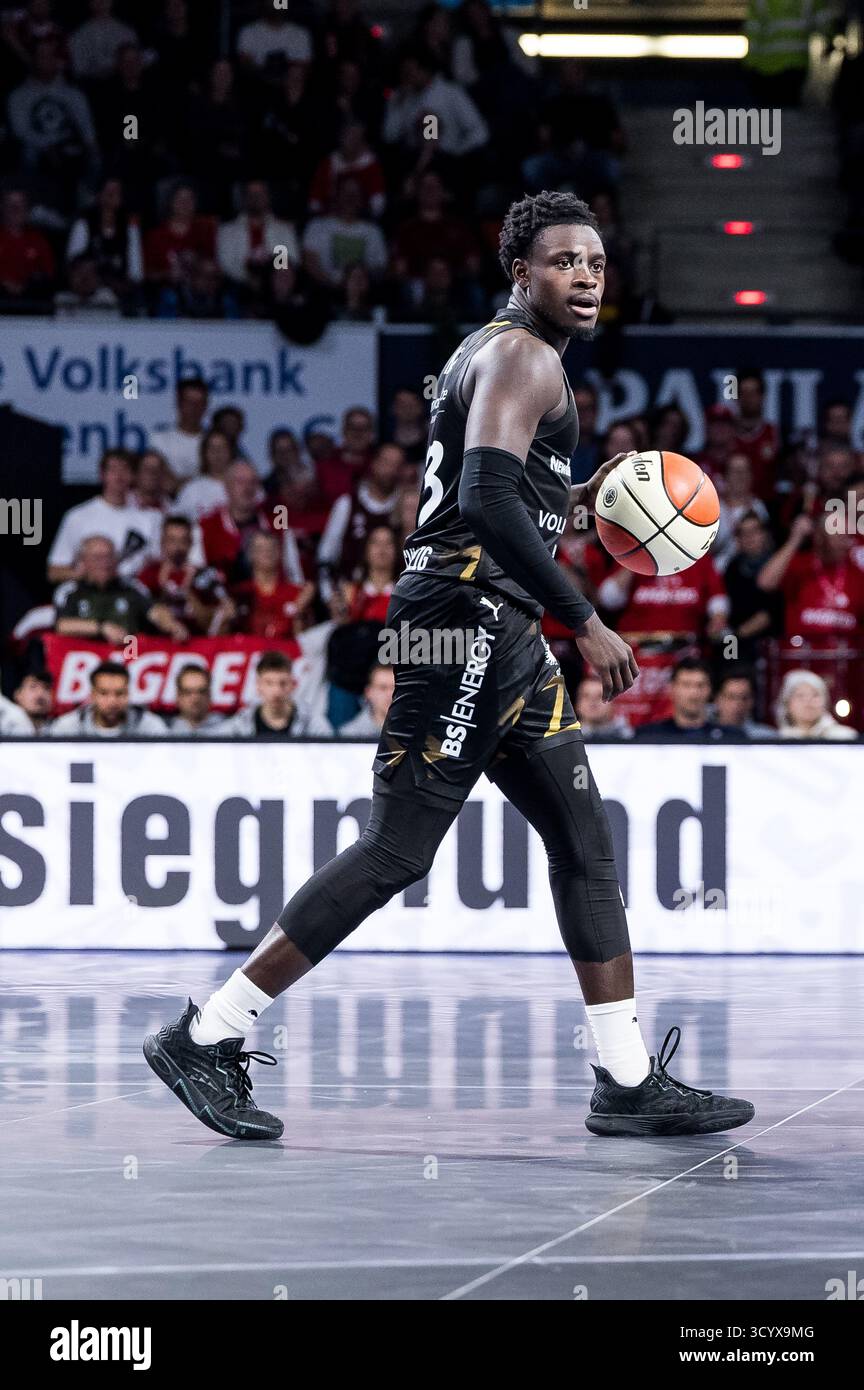 Barra Njie (Basketball L?wen Braunschweig, 13) am Ball BBL Pokal, FC ...