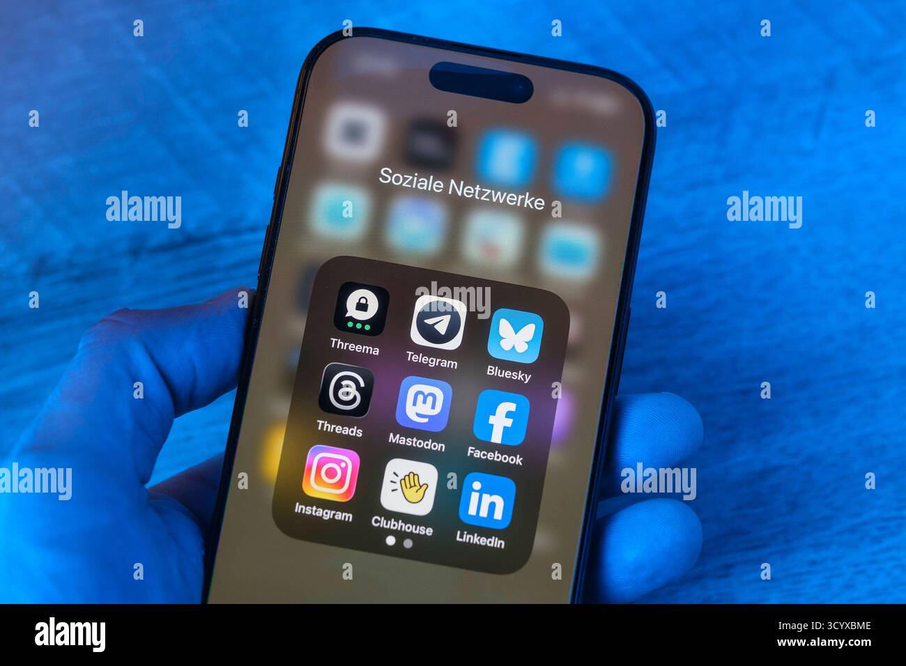Handy mit Apps zu Social Media und Netzwerken *** Mobile phone with ...