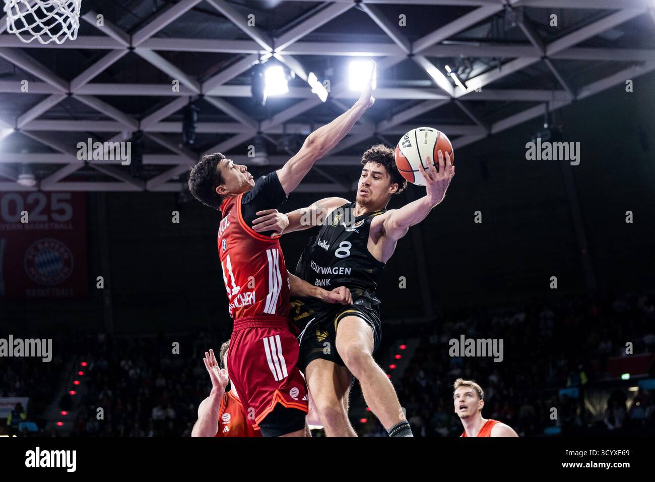 Vladimir Lucic (FC Bayern M?nchen, 11), Joshua Obiesie (Basketball L ...