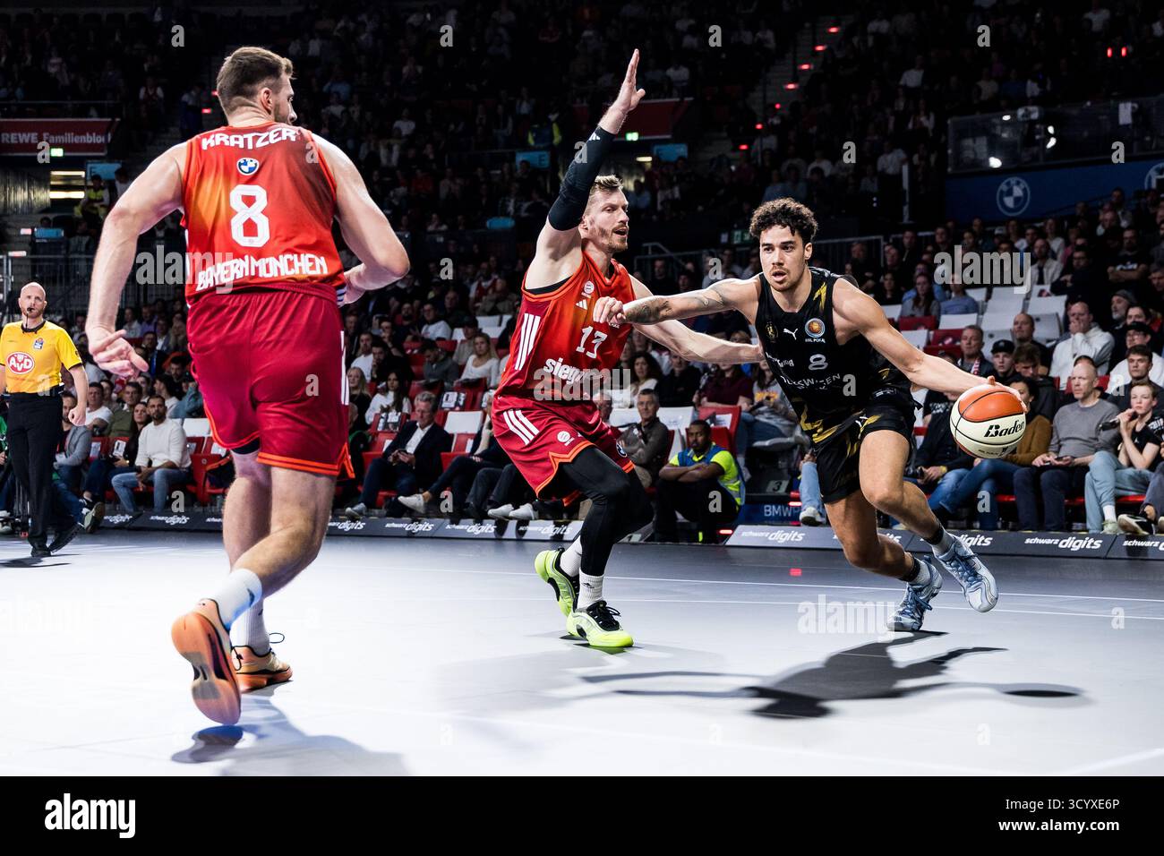 Andreas 'Andi' Obst (FC Bayern M?nchen, 13), Joshua Obiesie (Basketball ...