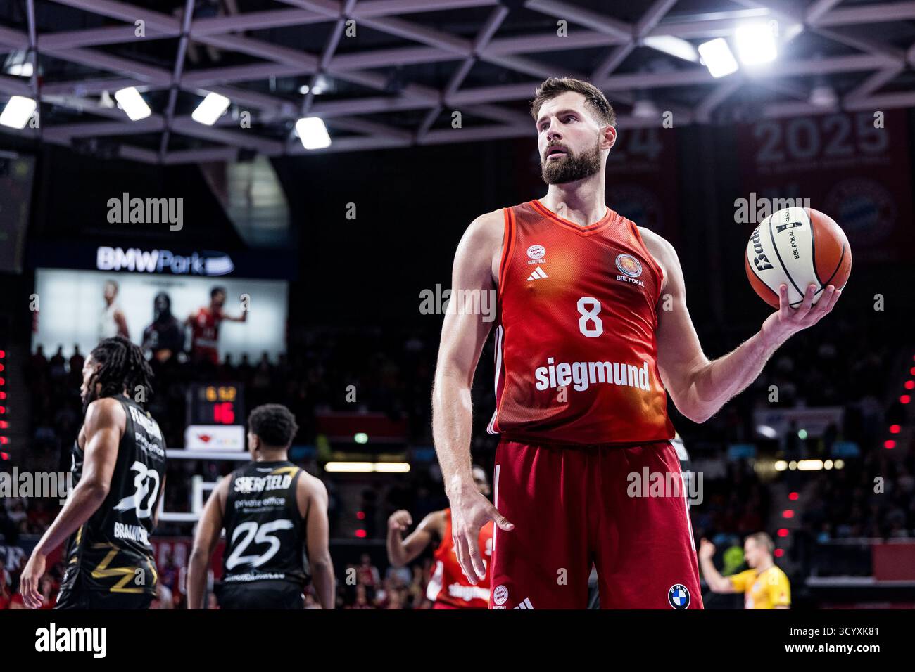 Leon Kratzer (FC Bayern M?nchen, 8) mit Ball BBL Pokal, FC Bayern M ...
