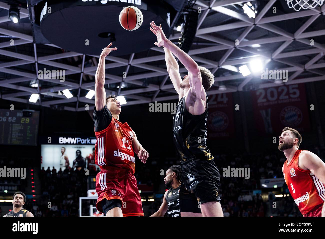 Vladimir Lucic (FC Bayern M?nchen, 11) im Wurf, Philipp Hartwich ...