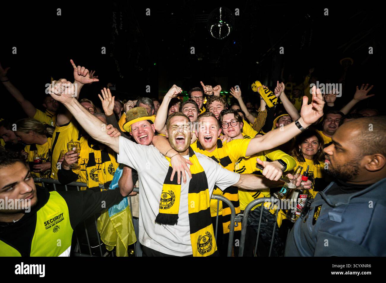 251020 Mjällbys Jacob Bergström jublar med supportrar på guldbanketten ...