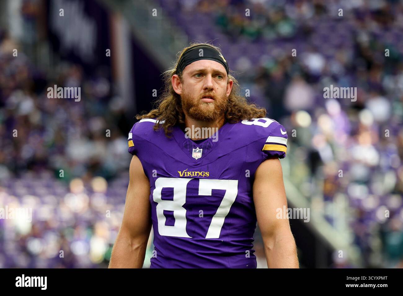 Minnesota Vikings tight end T.J. Hockenson warms up before an NFL ...