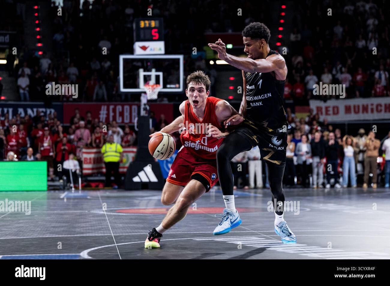 Justinian Jessup (FC Bayern M?nchen, 10) am Ball, David NGuessan ...