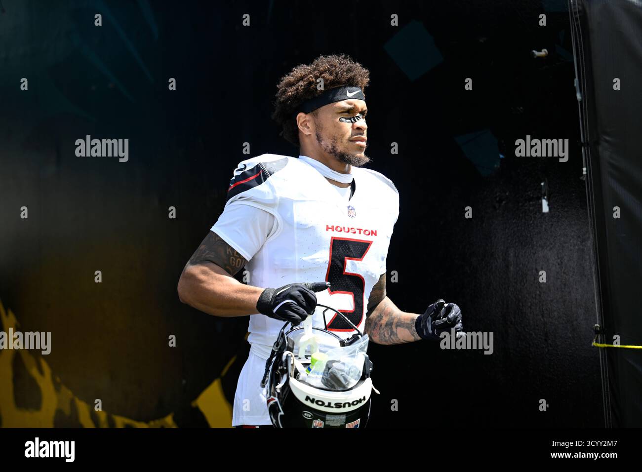 Houston Texans safety Jalen Pitre (5) heads to the field before an NFL ...