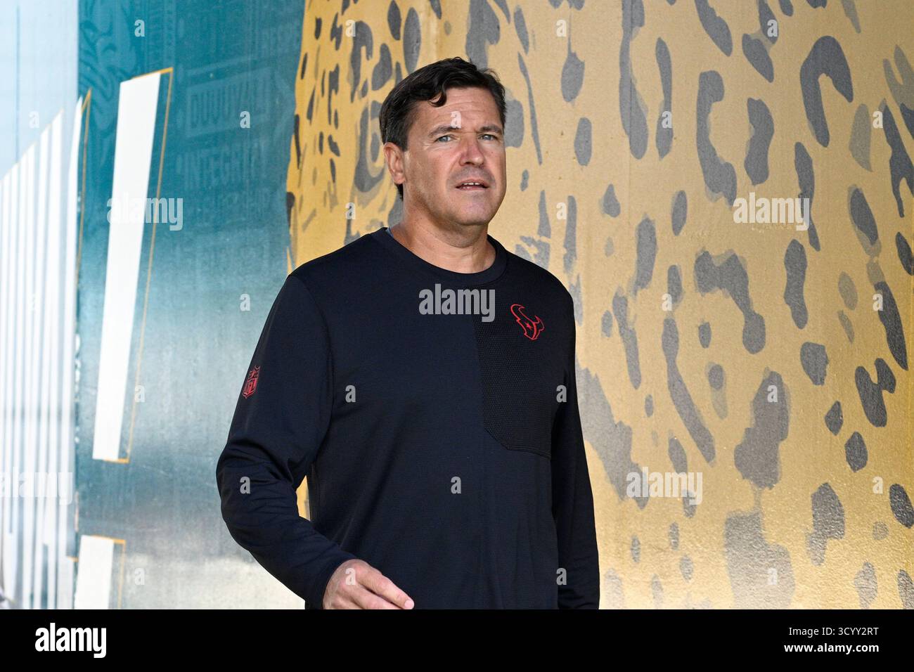 Houston Texans senior offensive assistant Bill Lazor heads to the field ...