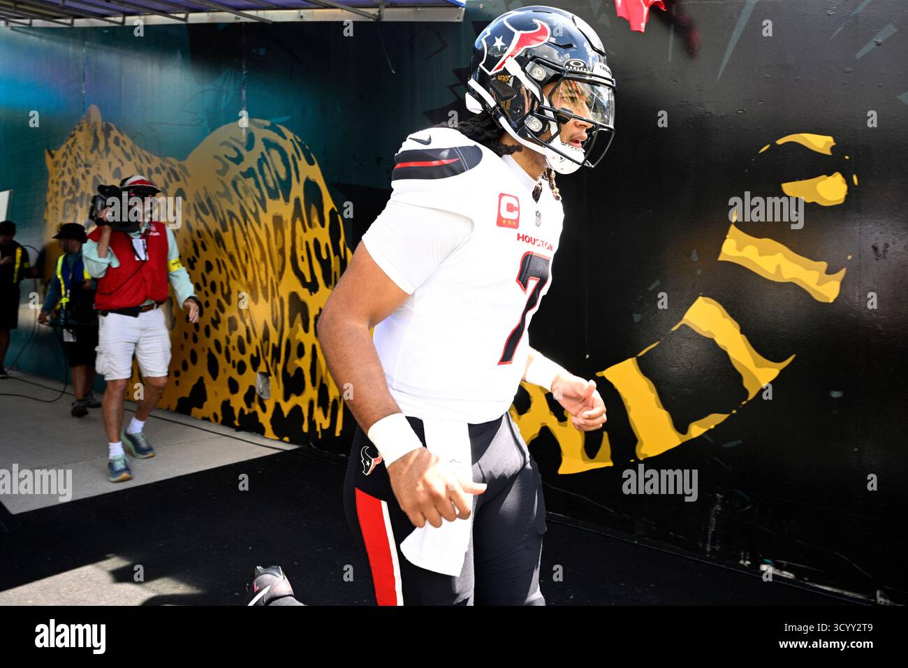 Houston Texans quarterback CJ. Stroud (7) heads to the field before an ...