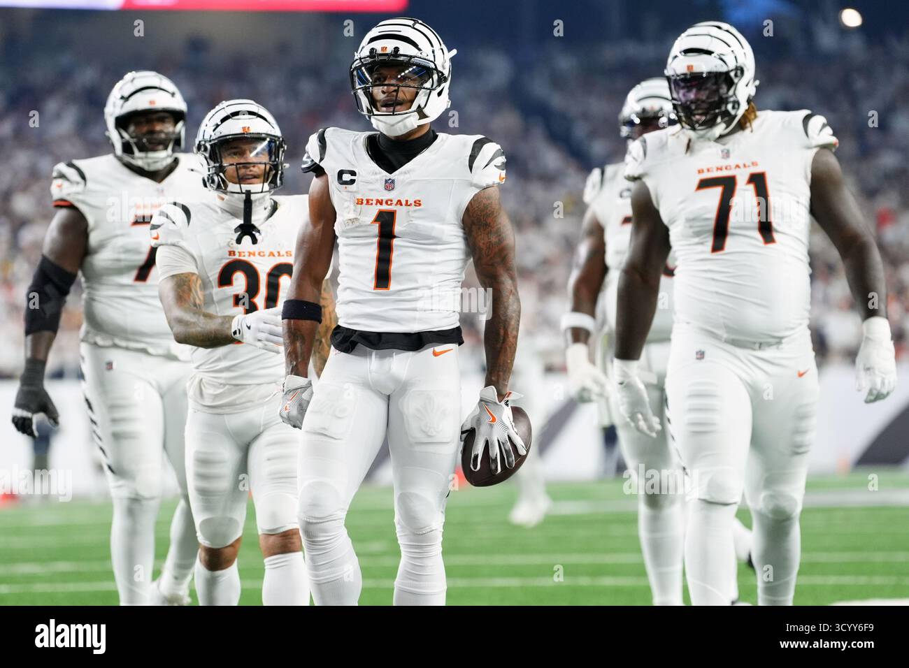 Cincinnati Bengals wide receiver Ja'Marr Chase (1) celebrates a ...