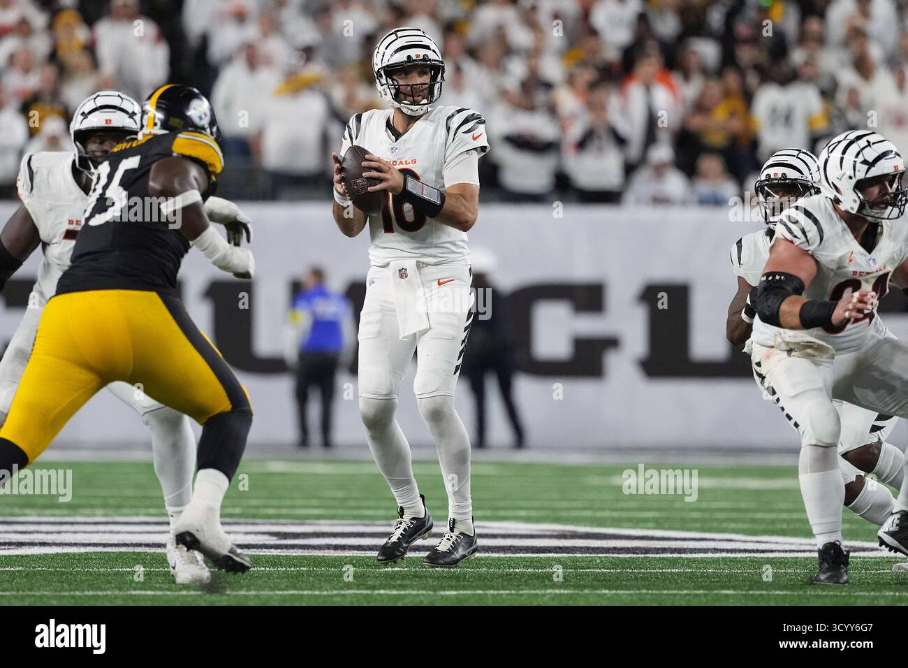 Cincinnati Bengals quarterback Joe Flacco (16) takes the snap behind ...