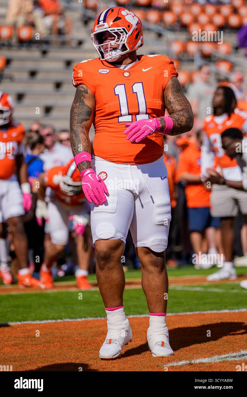 Clemson defensive tackle Peter Woods (11) warms up during an NCAA ...