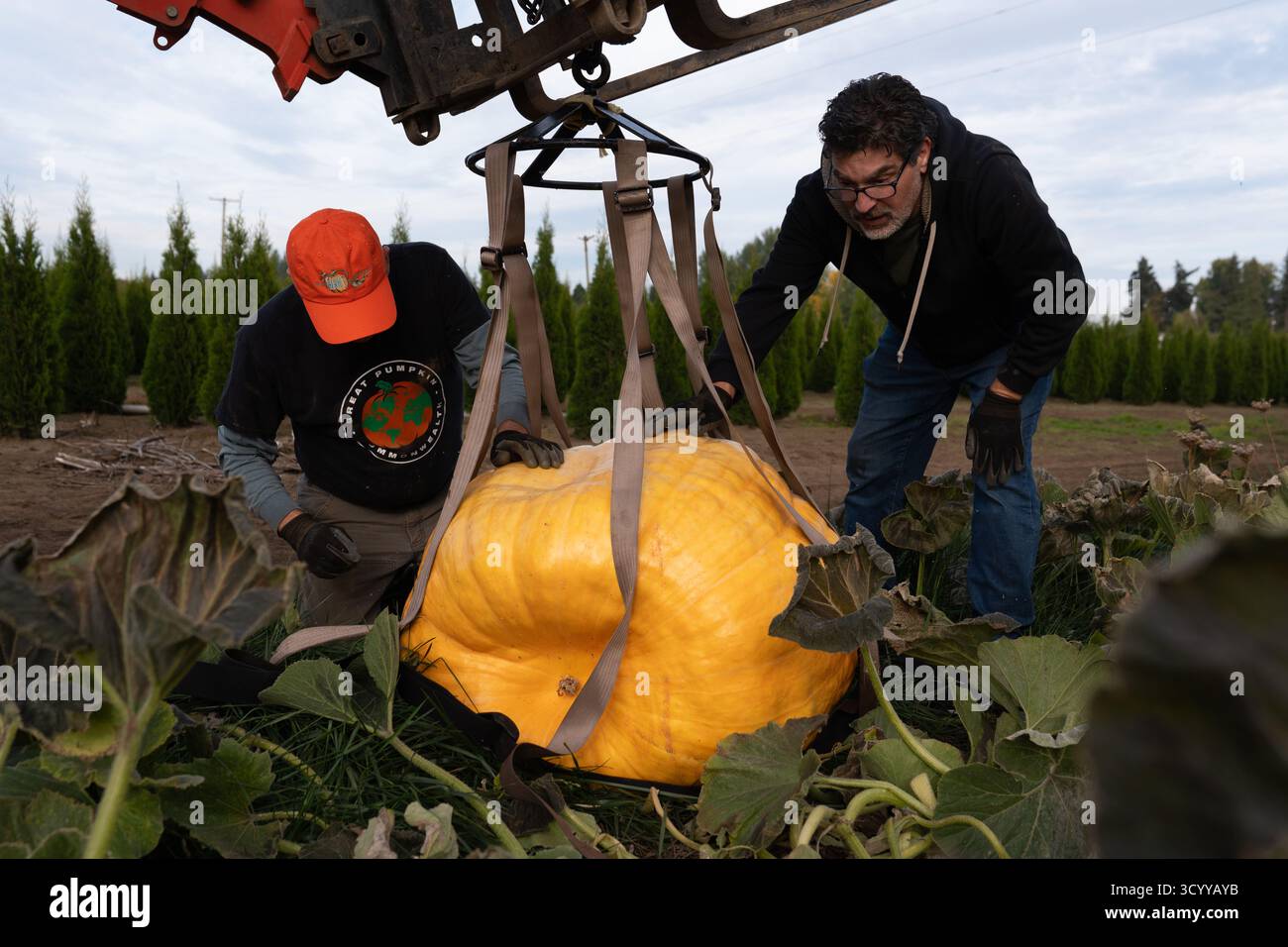 Jefferson Mildenberger, right, helps Kendall Spielman move a giant ...