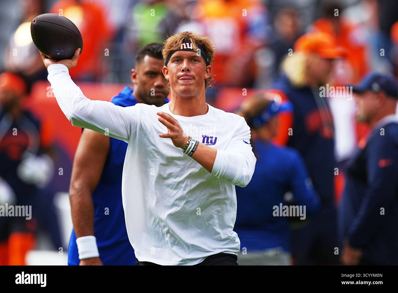New York Giants quarterback Jaxson Dart (6) warms up before an NFL ...