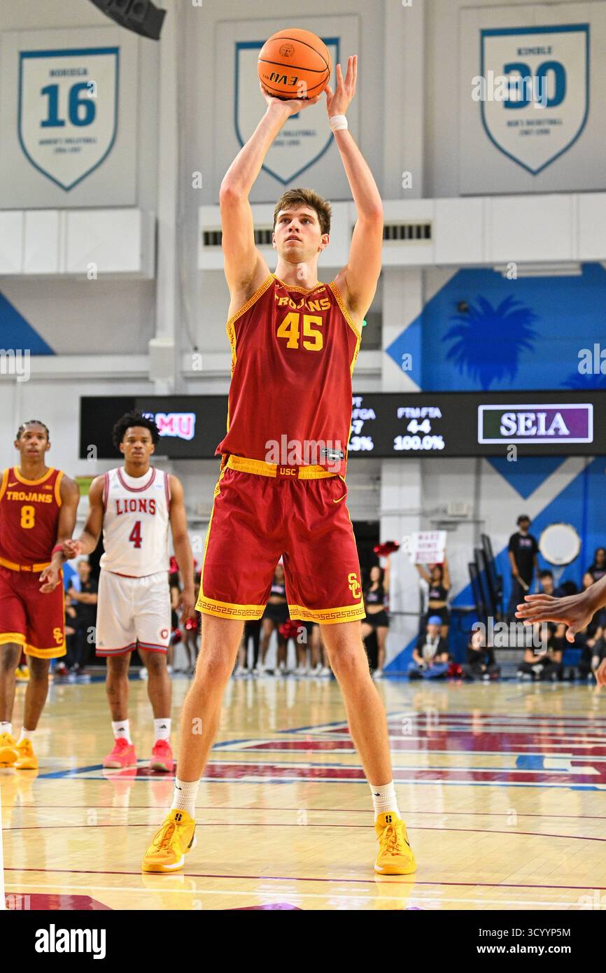 LOS ANGELES, CA - OCTOBER 18: USC Trojans center Gabe Dynes (45) shoots ...