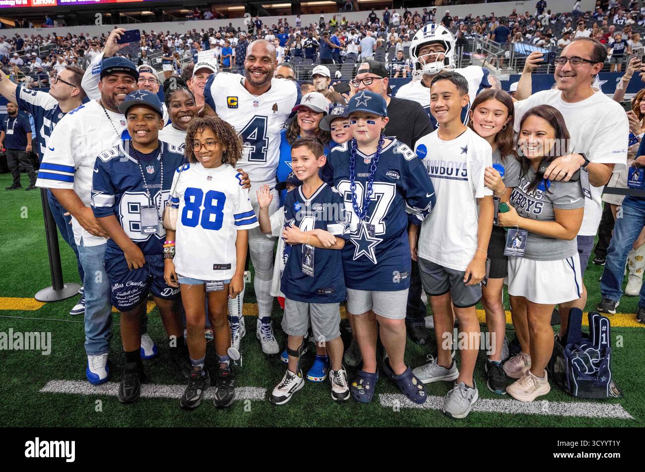 Dallas Cowboys quarterback Dak Prescott (4) and tight end Jake Ferguson ...