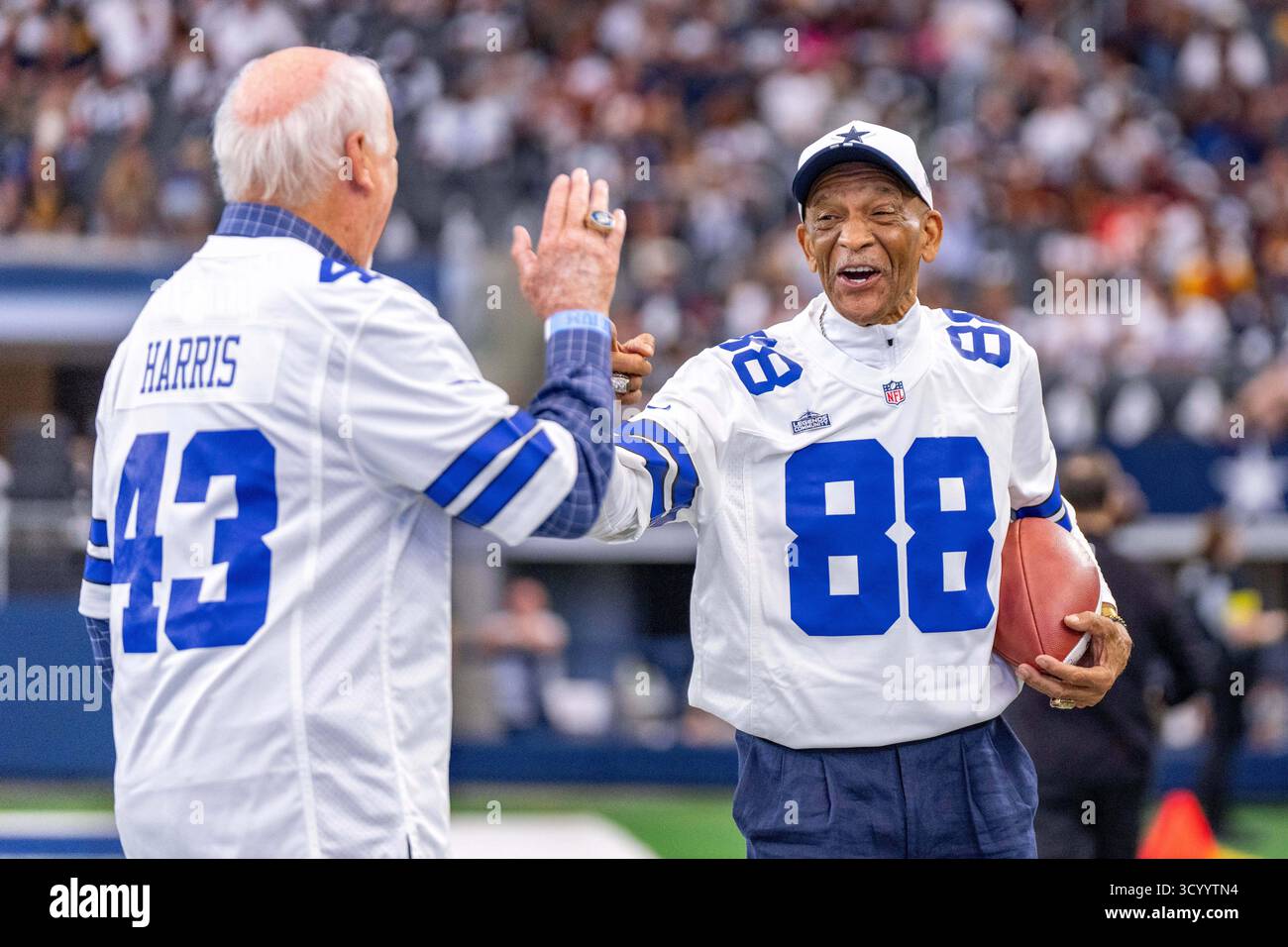 Former Dallas Cowboys wide receiver Drew Pearson (88) high fives former ...