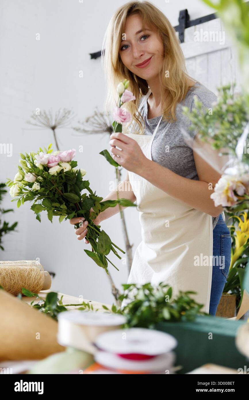 Smiling florist makes bouquet hi-res stock photography and images - Alamy