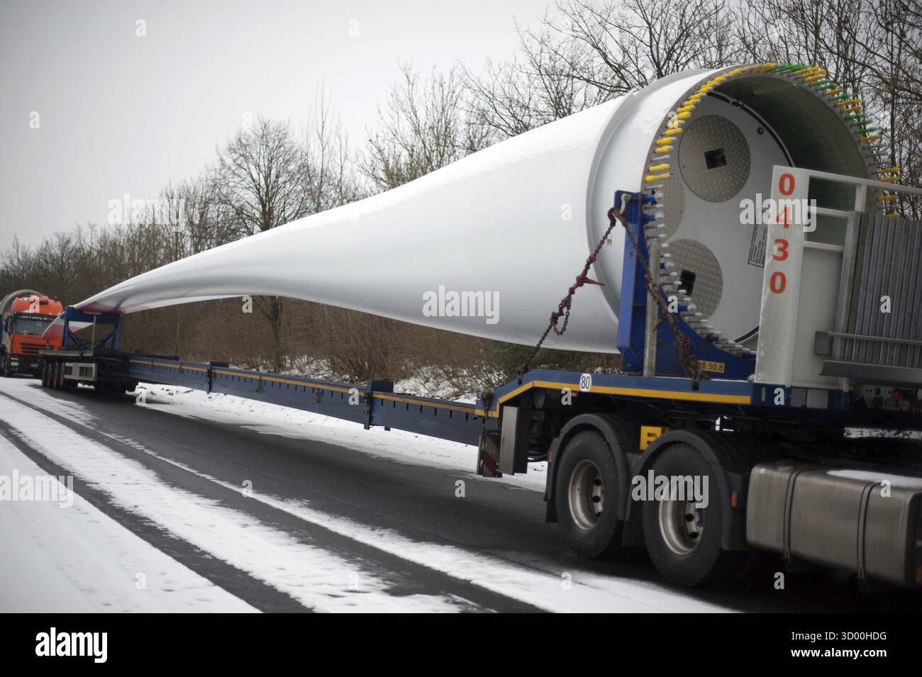 Heavy transport with wind turbine blades Stock Photo - Alamy