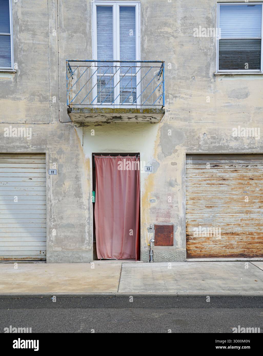 Entrance old building industrial hi-res stock photography and images ...