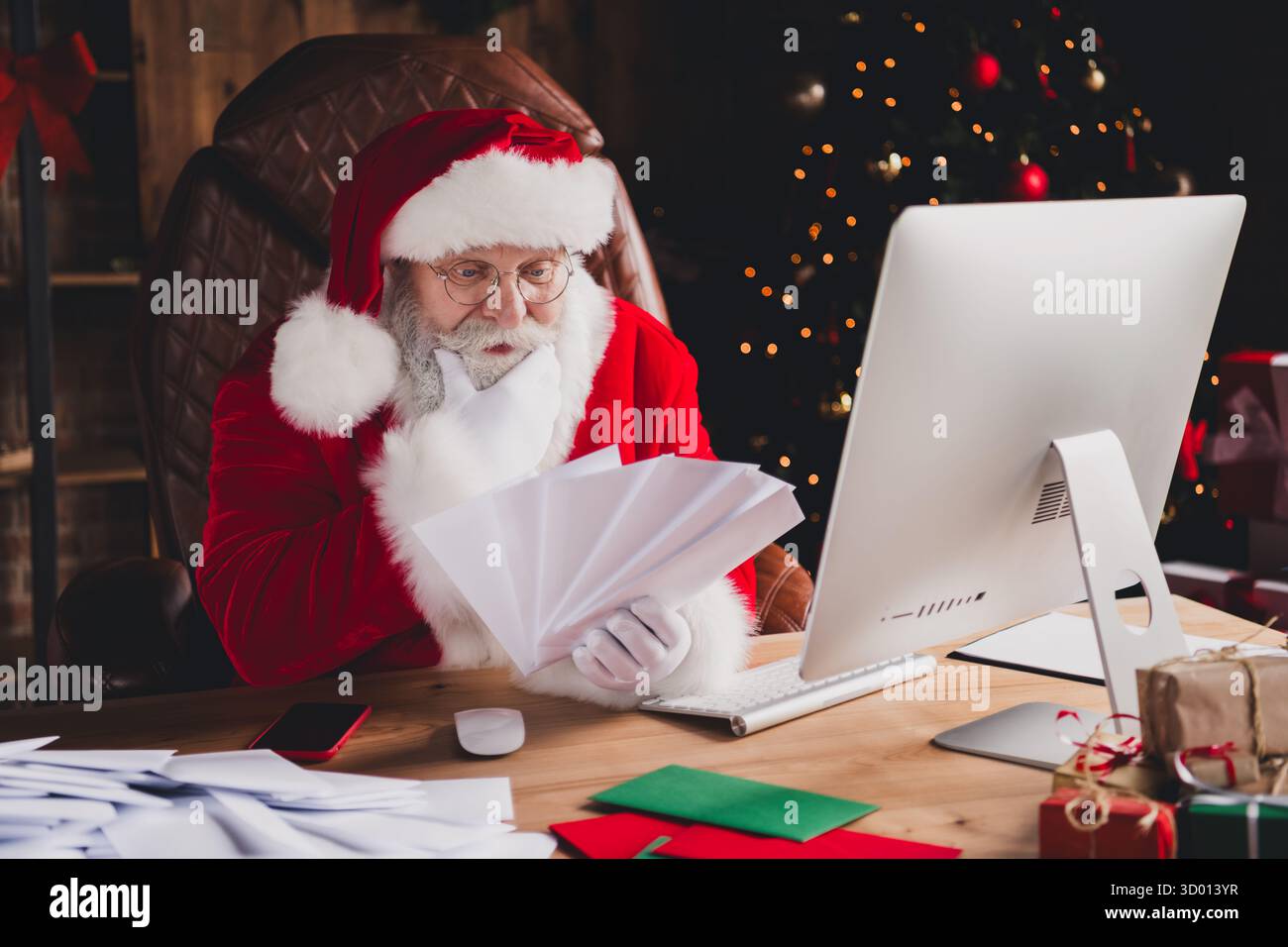 Santa claus sits desk north hi-res stock photography and images - Alamy