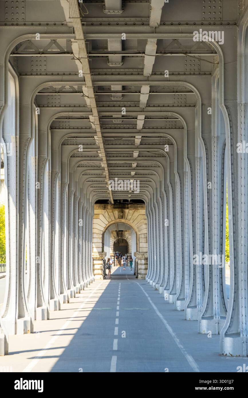 France, Paris, the arches of the overhead metro on the Bir Hakeim ...
