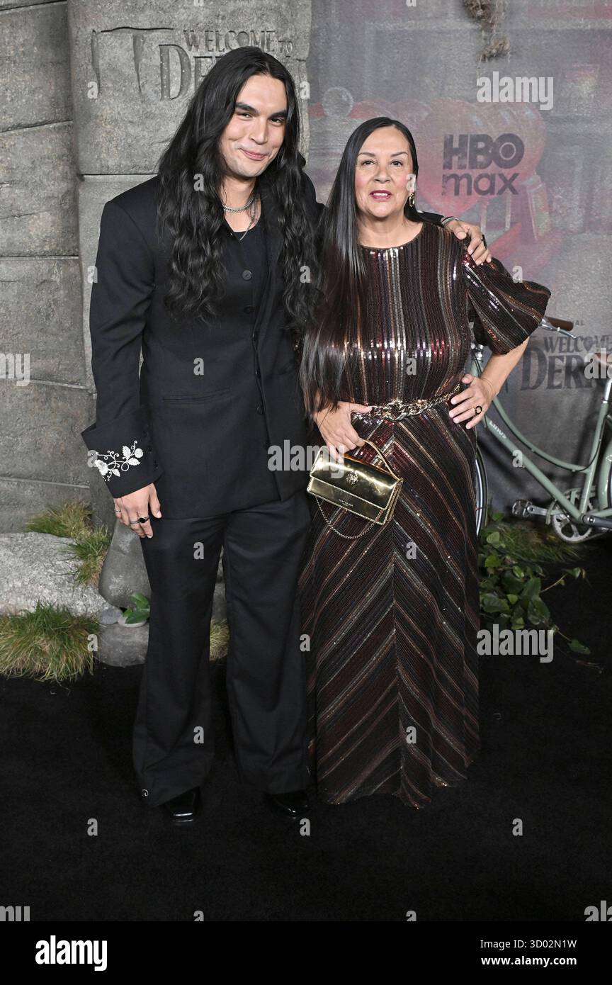 Joshua Odjick mit Mutter Brenda Odjick bei der Premiere der HBO-Serie ...