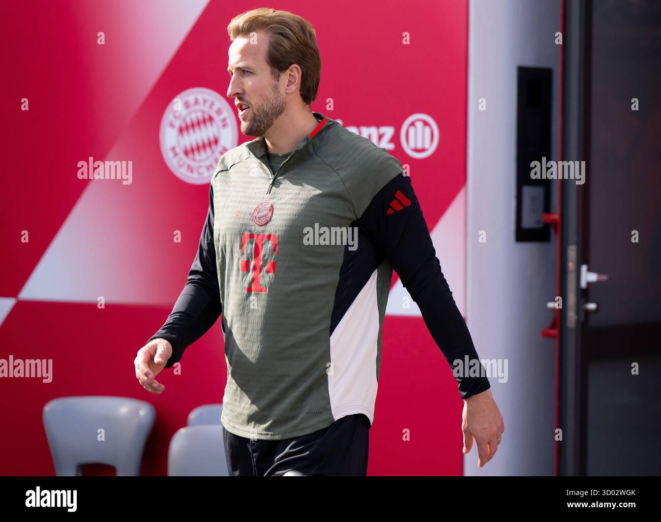 Bayern Munich'S Harry Kane attends a training session ahead of the ...