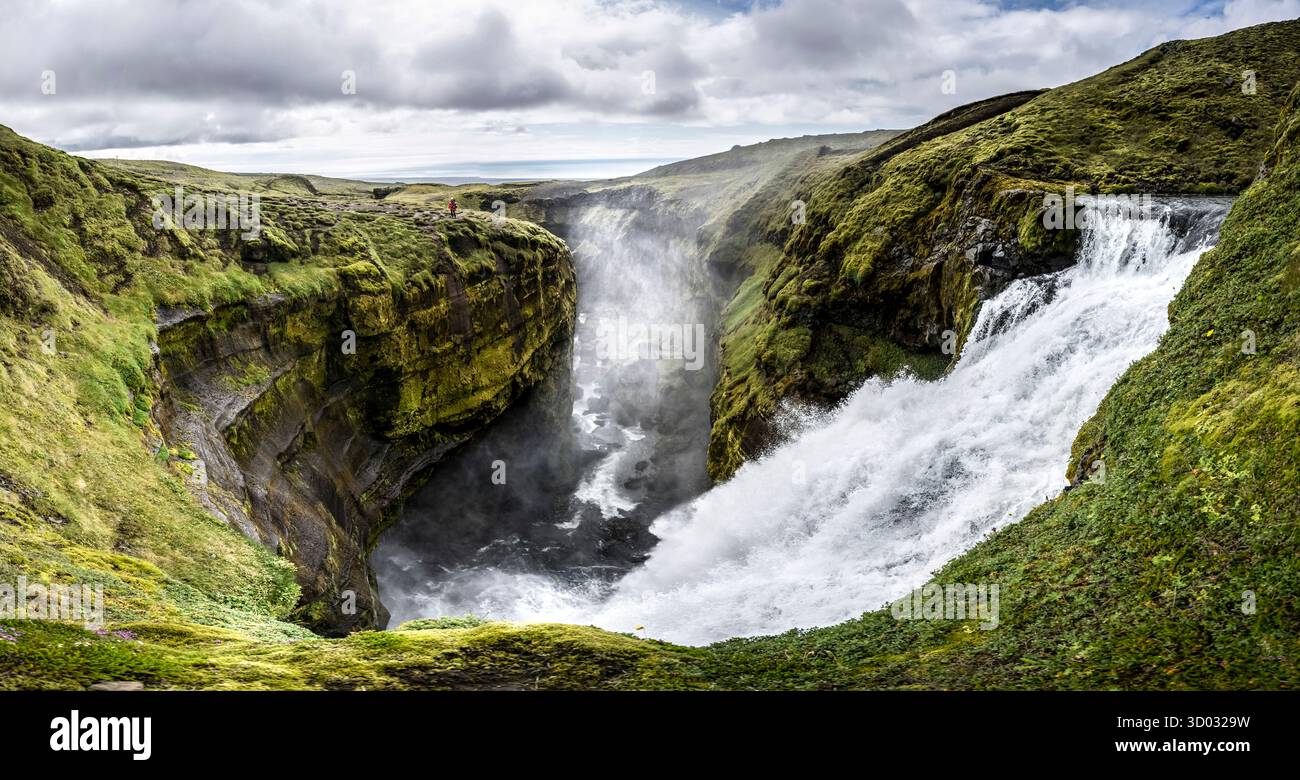 Waterfall - Iceland - Laugavegur trekking - canyon Stock Photo - Alamy