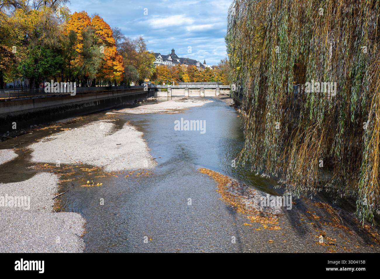 Muenchen, Herstliche Stimmung an der Isar, Bachauskehr des Isarkanals ...
