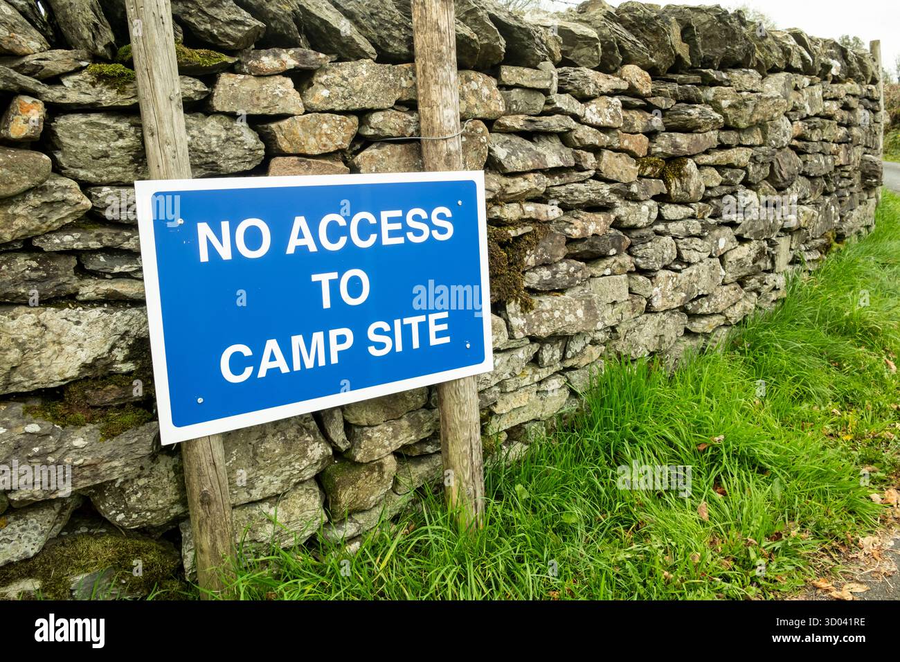 "No access to campsite" sign on a dry stone wall Stock Photo - Alamy
