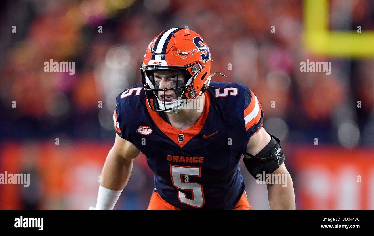 Syracuse linebacker Antoine Deslauriers (5) runs on the field during ...