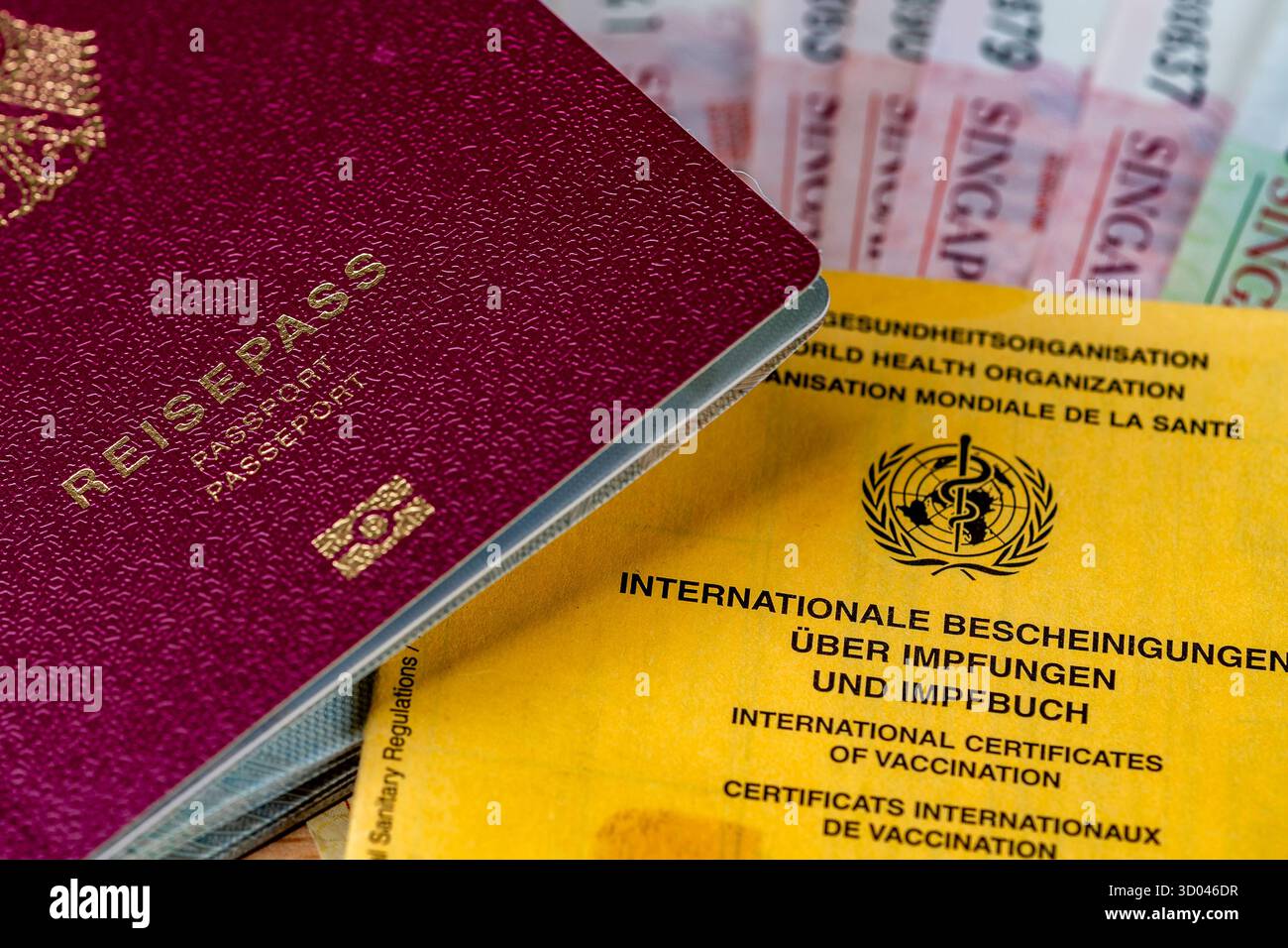 Deutscher Reisepass mit Singapur Dollar zu 100, 50, 10 und 5 Dollar und ...