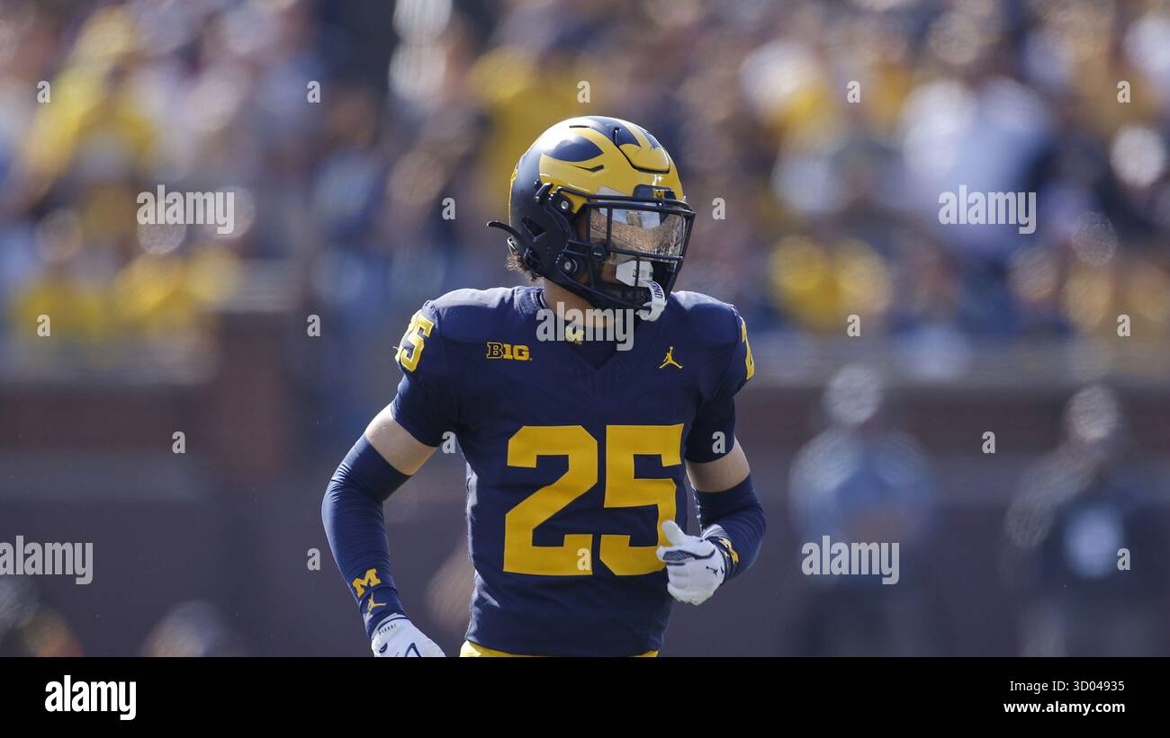Michigan's Mason Curtis plays during an NCAA football game on Saturday ...