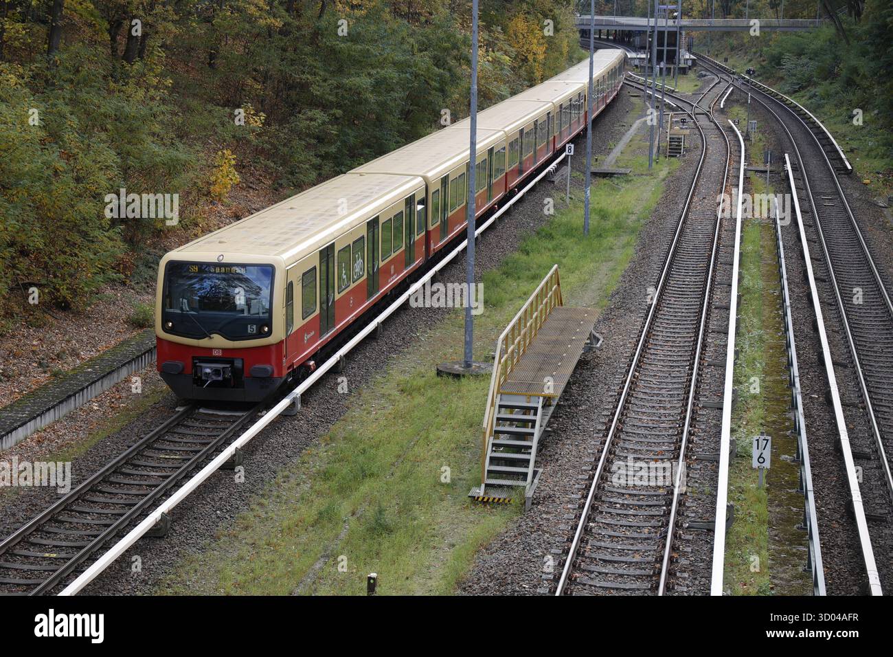 Berlin, Spandau, S-Bahn-Linie S3 *** Berlin, Spandau, S-Bahn line S3 ...