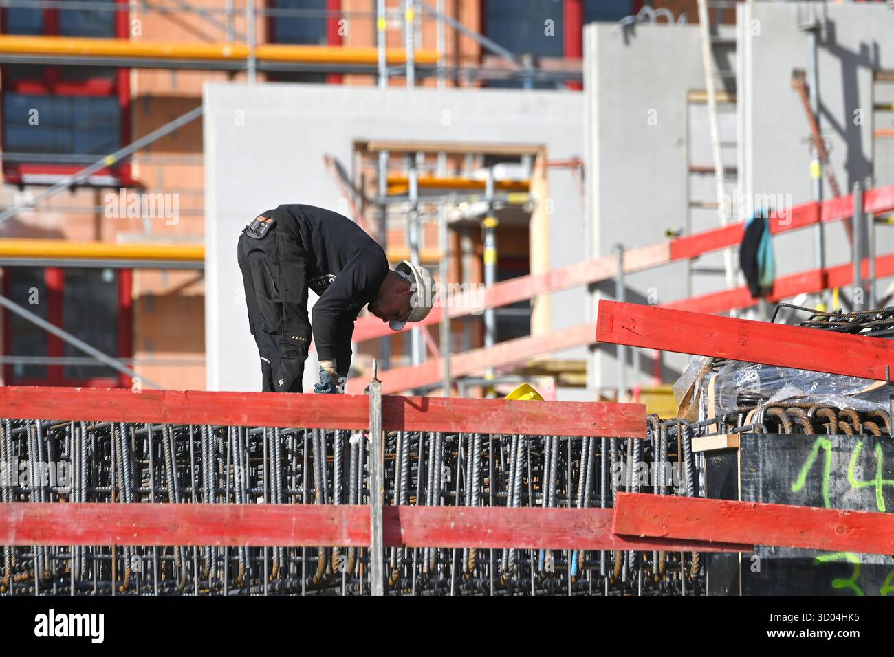Construction workers on a large construction site in Munich, building ...