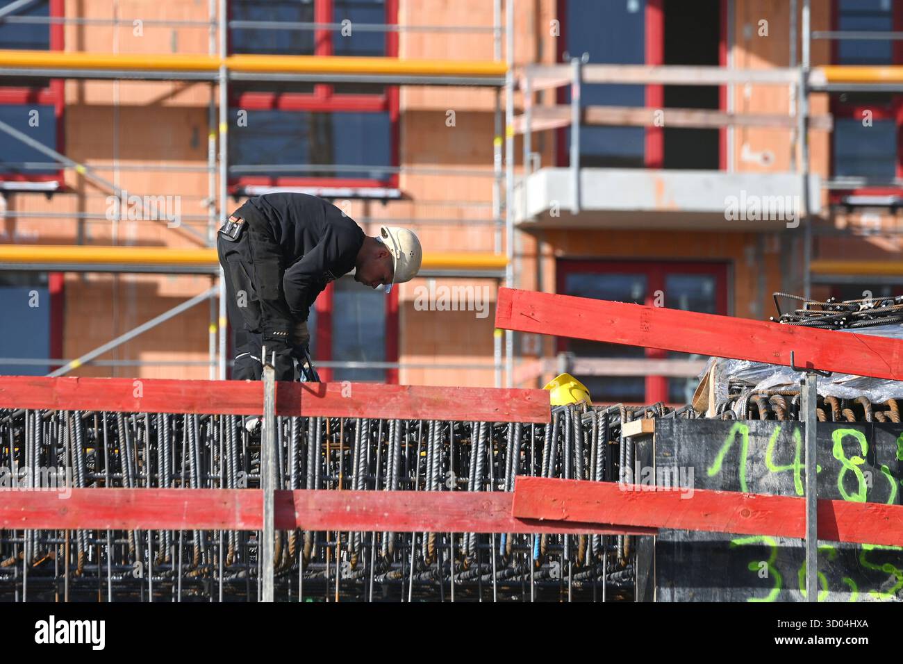 Construction workers on a large construction site in Munich, building ...