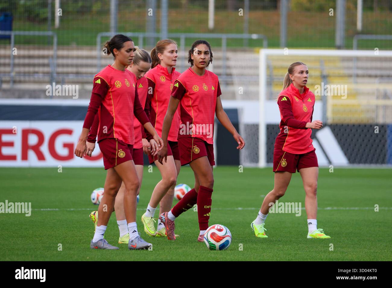 Düsseldorf, Deutschland 20. Oktober 2025: Fußball-Frauen ...