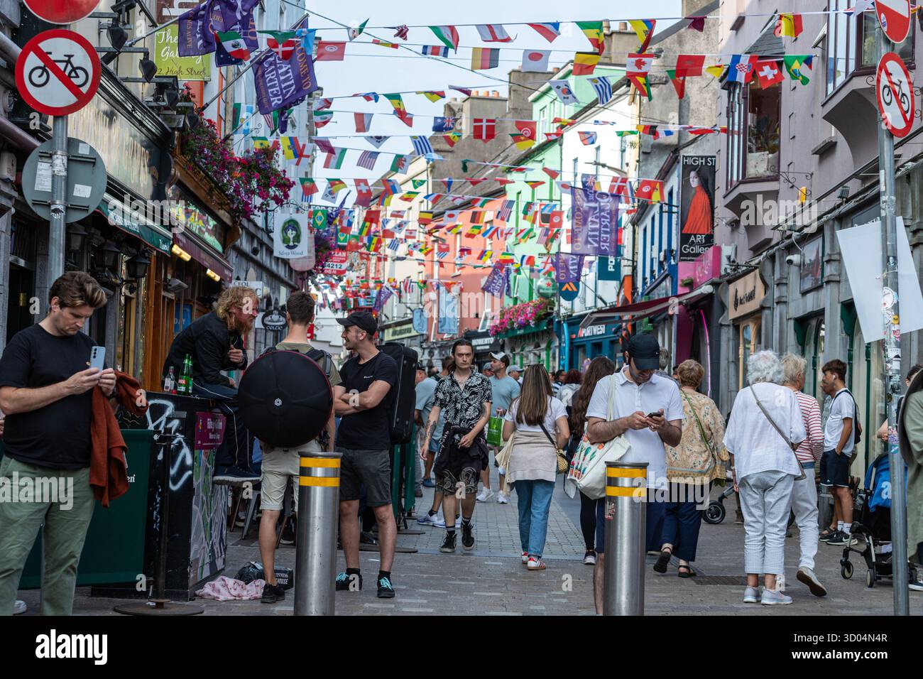 Overcrowd tourists in high hi-res stock photography and images - Alamy