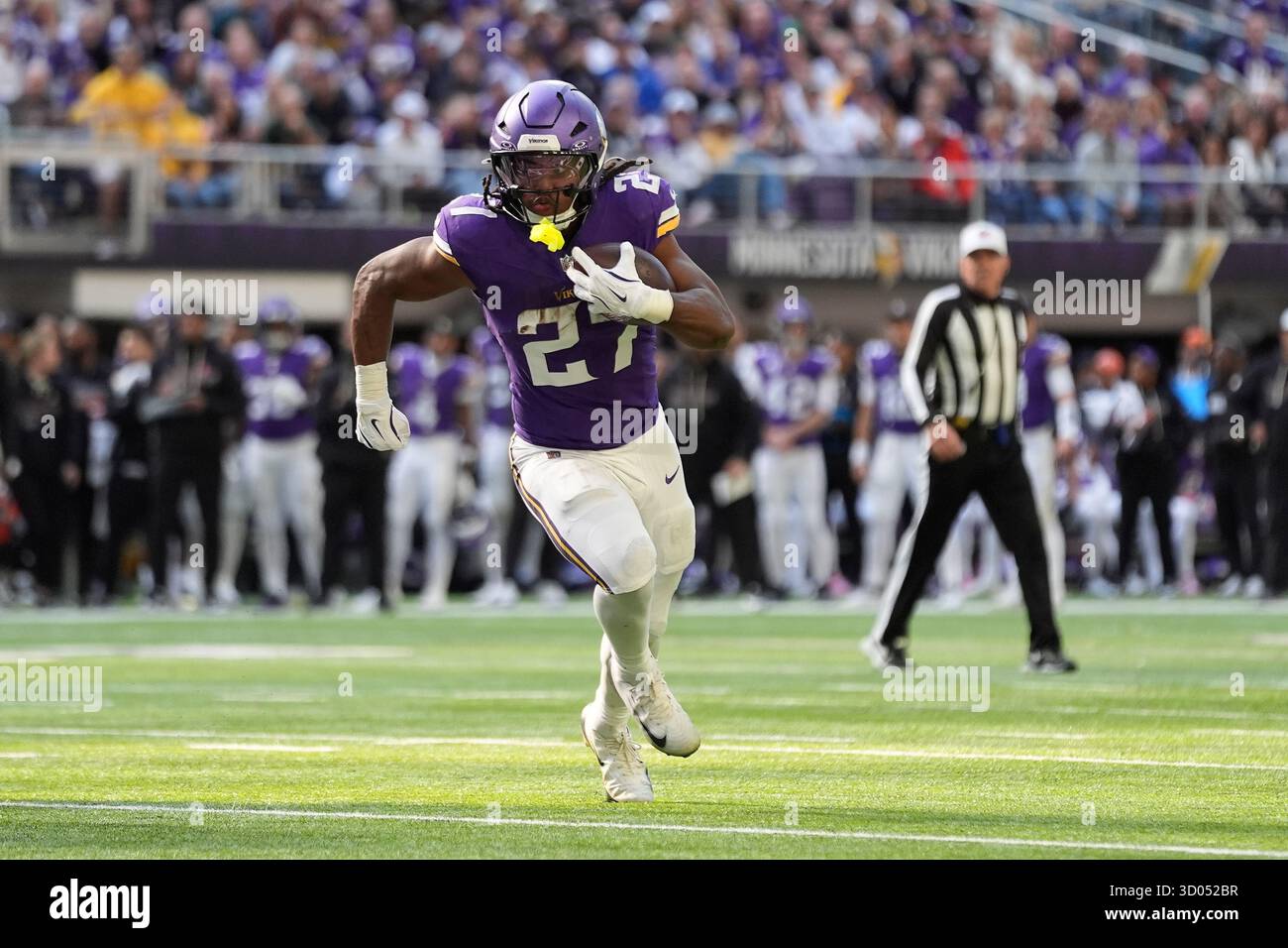 Minnesota Vikings running back Jordan Mason (27) runs to score a ...
