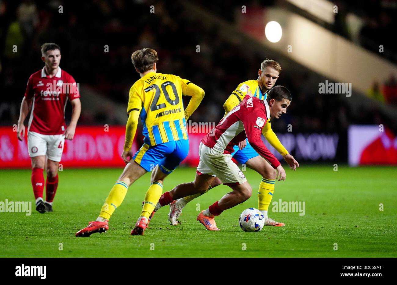 Bristol City's Anis Mehmeti (centre) gets away from Southampton's ...