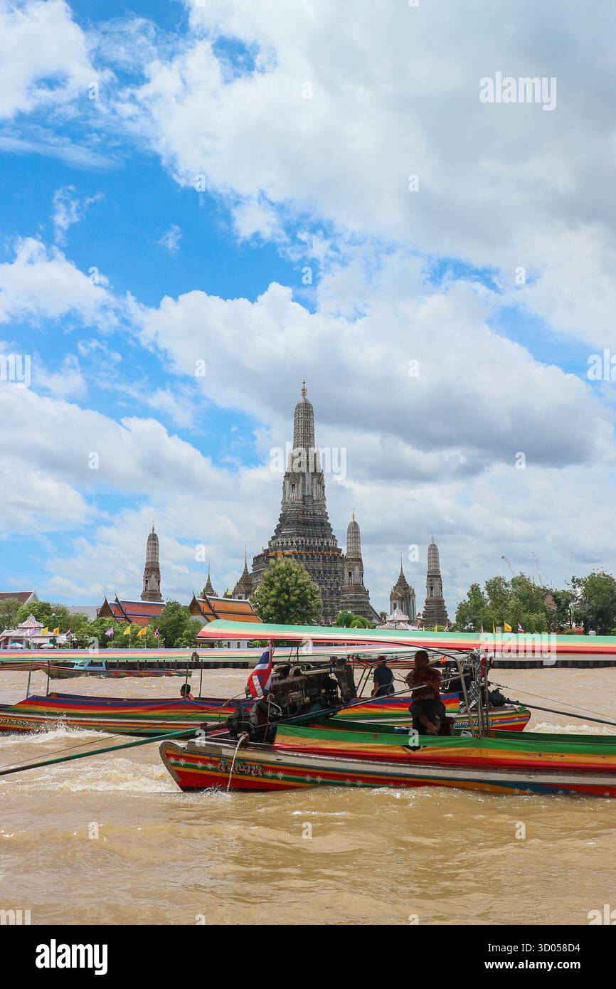 Thai longtail boat on Chao Phraya River, Bangkok, with the iconic Wat ...