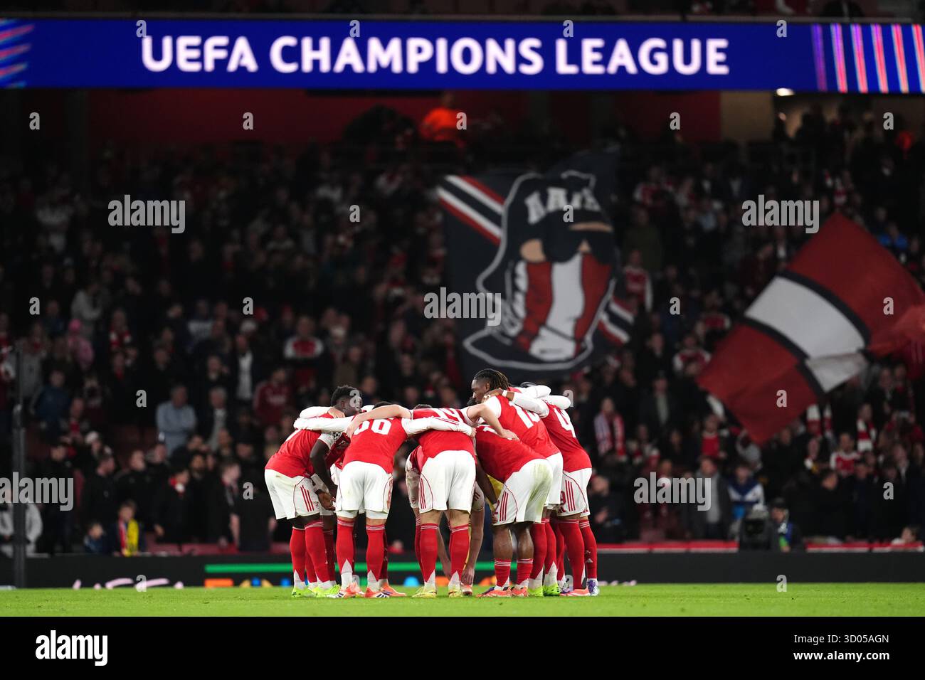 Arsenal players huddle ahead of the second half during the UEFA ...