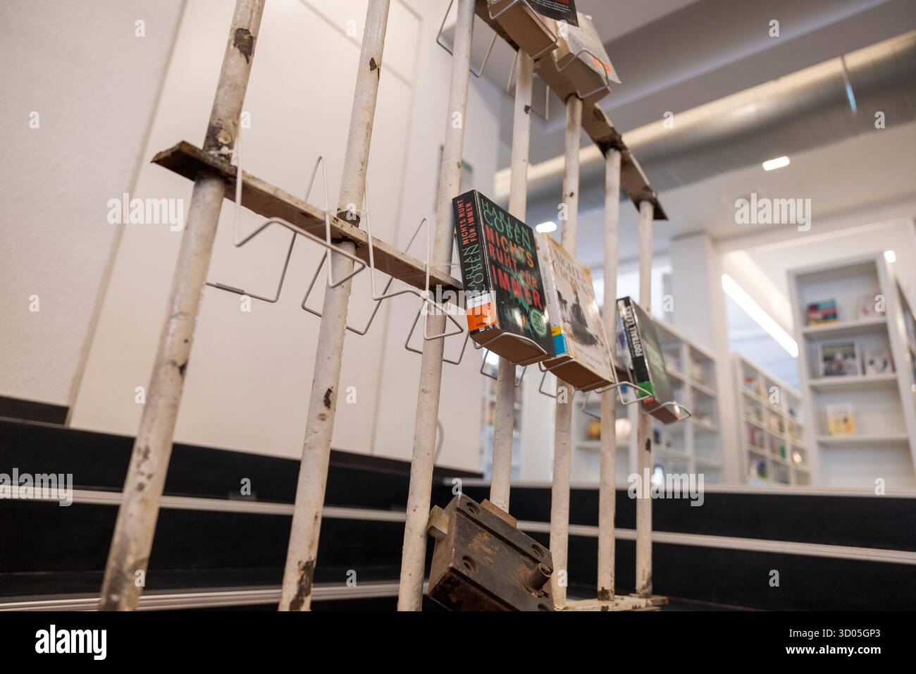 Siegburg, Germany. 21st Oct, 2025. Books on a cell rail in the city ...