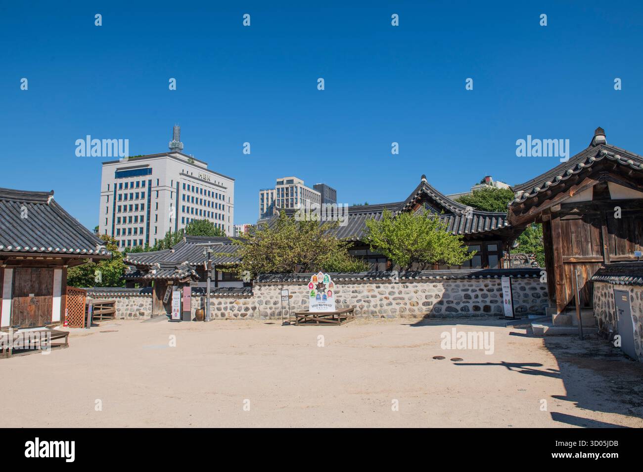 Namsangol Hanok Village: Yun Ogin-dong House. Seoul, South Korea Stock ...