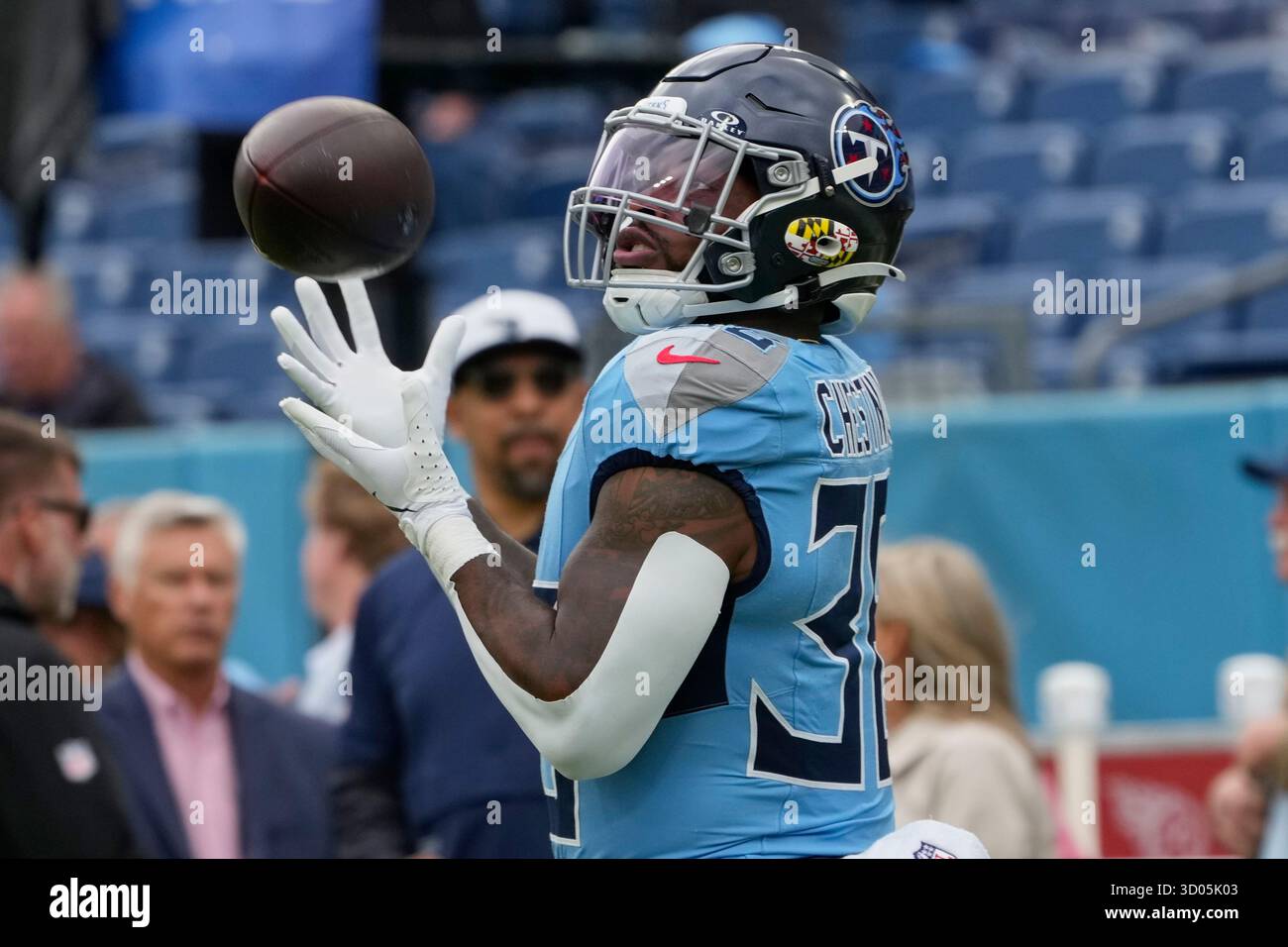 Tennessee Titans running back Julius Chestnut warms up before an NFL ...