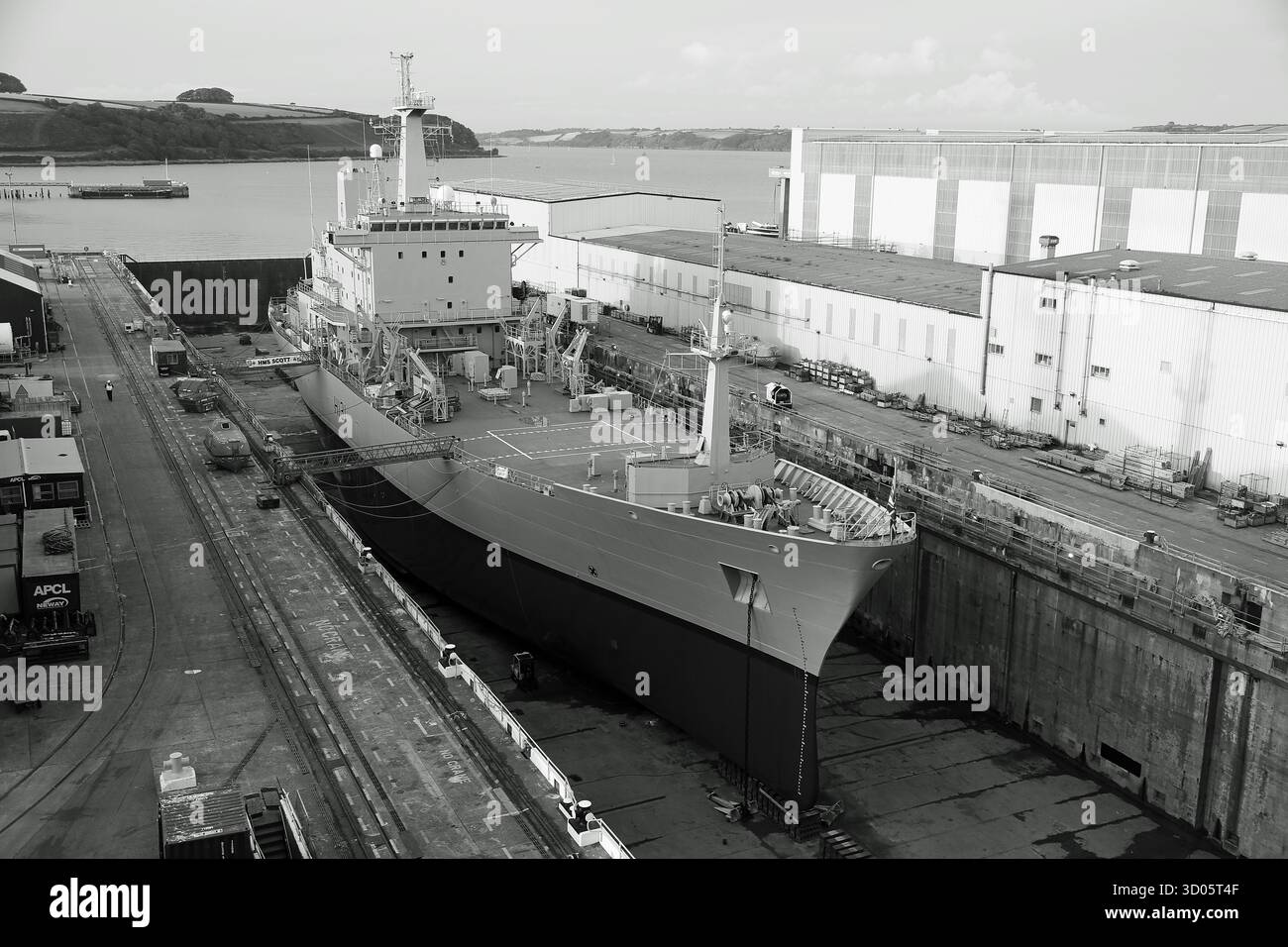 Ship repair in drydock view hi-res stock photography and images - Alamy