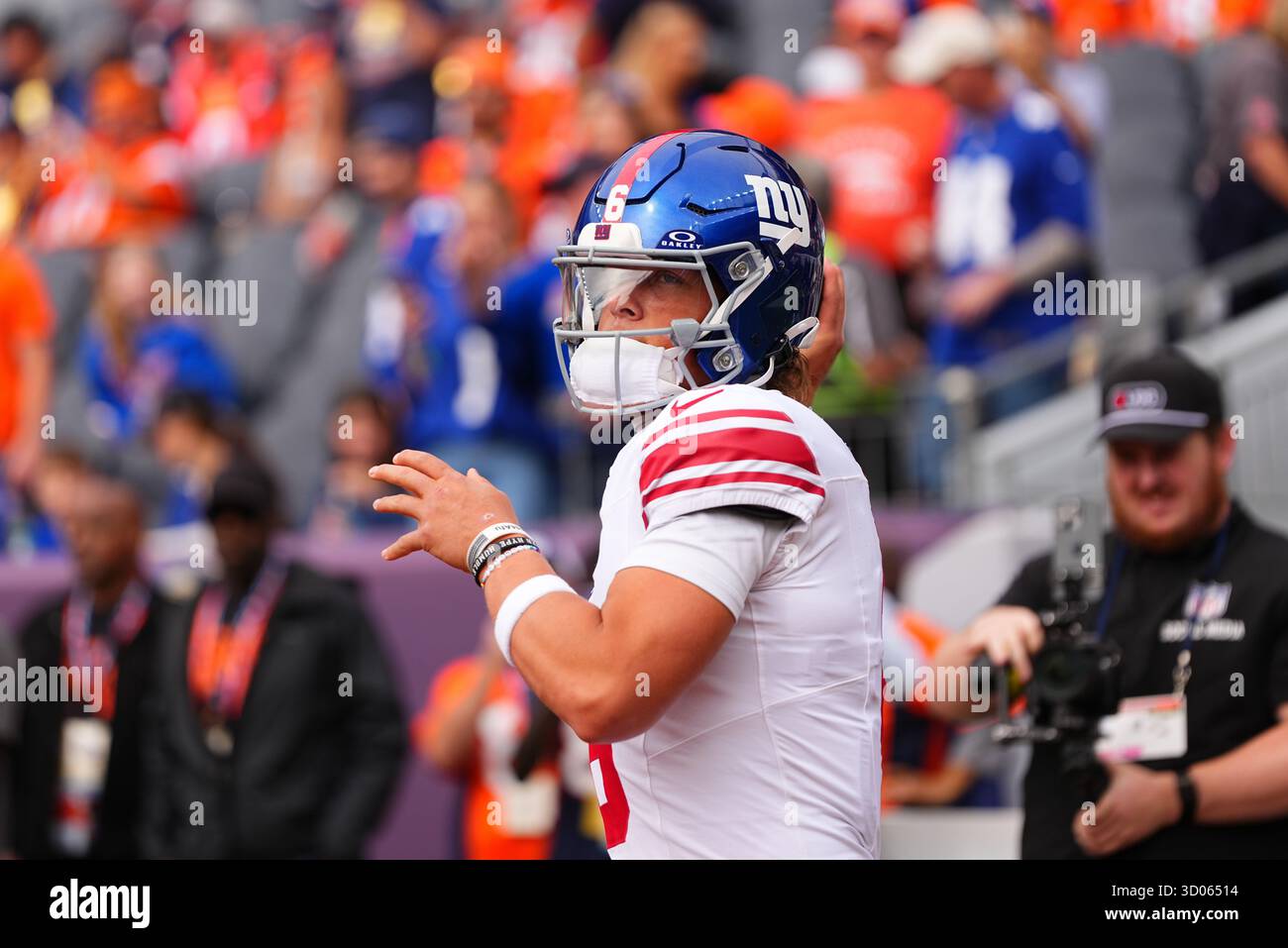 New York Giants quarterback Jaxson Dart (6) warms up against the Denver ...